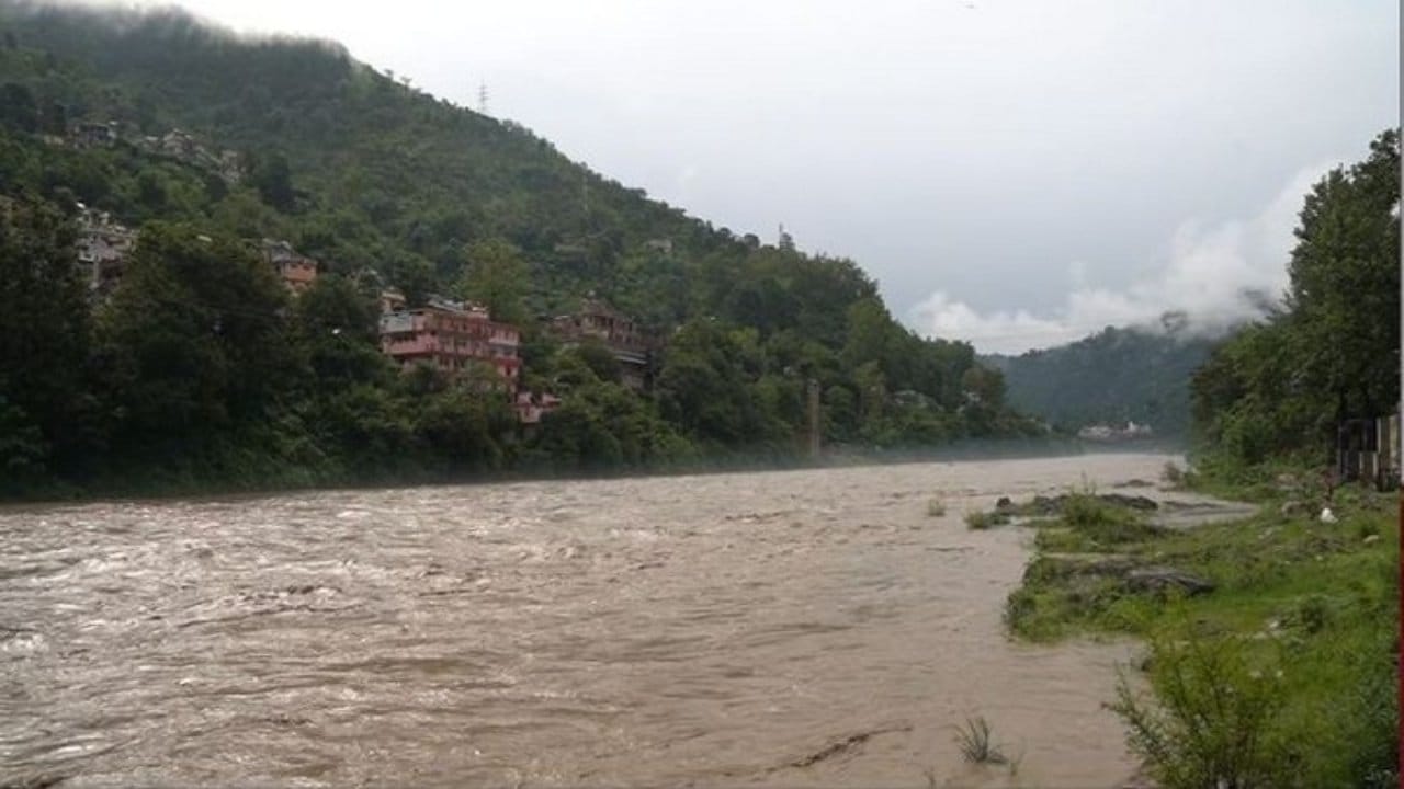 several vehicles washed away due to flash flood at mandi in himachal ...