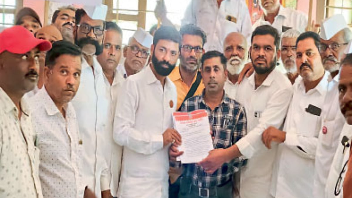 NDCC Bank | संतप्त शेतकऱ्यांचा जिल्हा बँक अधिकाऱ्यांना घेराव | Angry ...