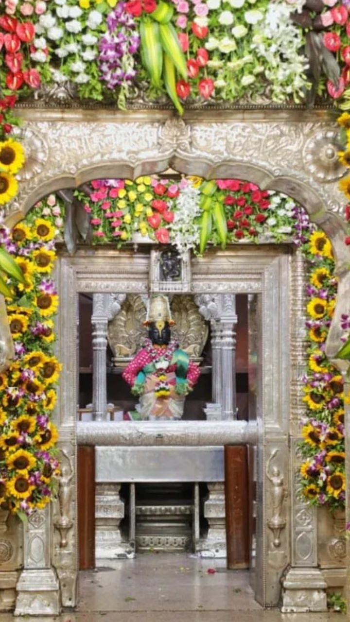 Prakshal Pooja : विठ्ठल रुक्मिणी मंदिरात नयनरम्य फुलांची आरास । Flower ...