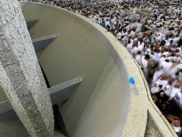 Pilgrims perform stoning at three Jamarat as Hajj enters final phase