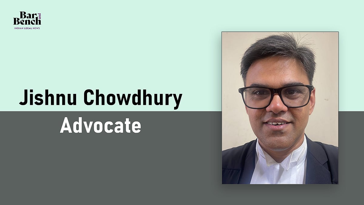 What do senior lawyers pay their junior advocates in Kolkata?