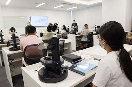 GIA’s First Graduate Diamond Course Begins in Shenzhen, China