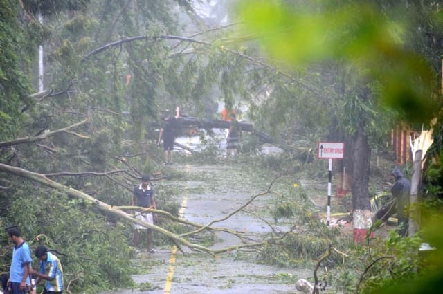 Death toll in Cyclone Ockhi touches 22; extremely strong winds lash ...