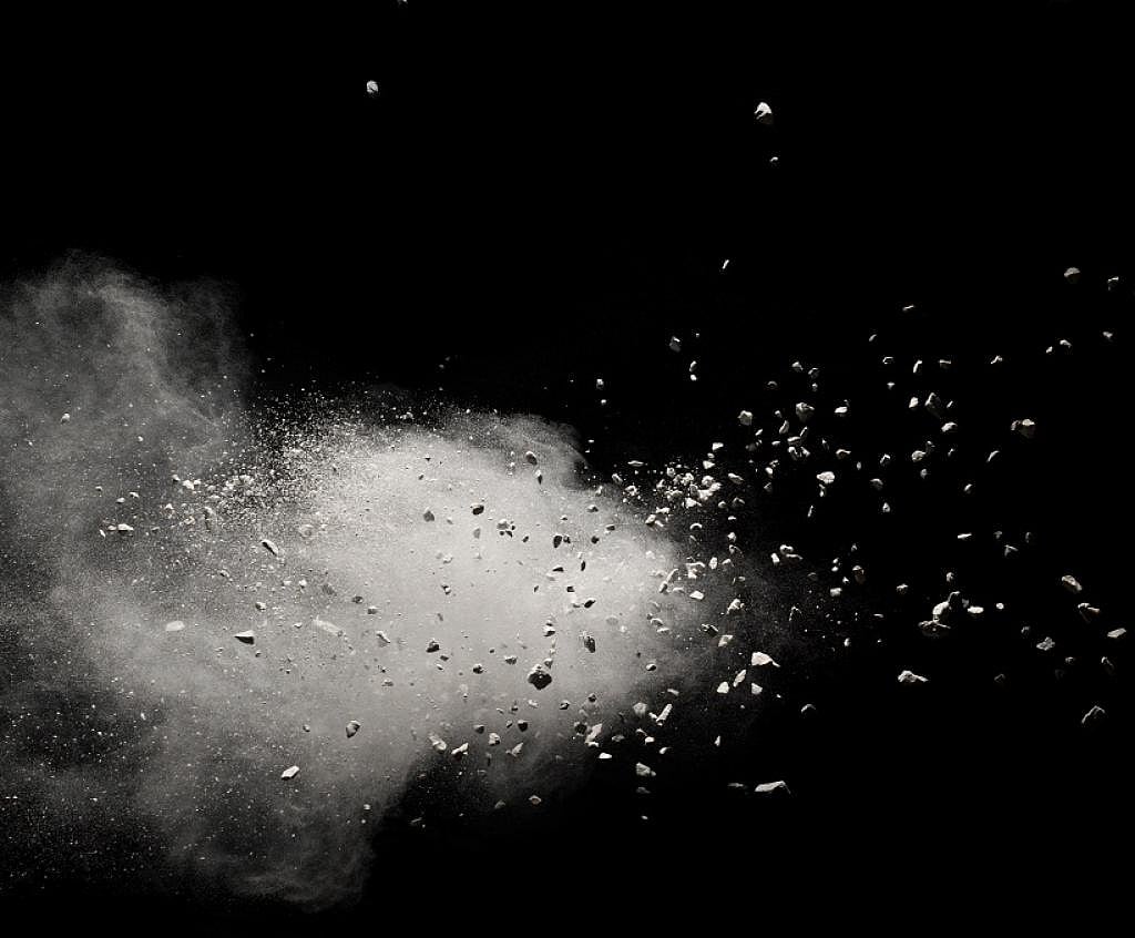 Large quartz dust particles found in the middle of the North Atlantic