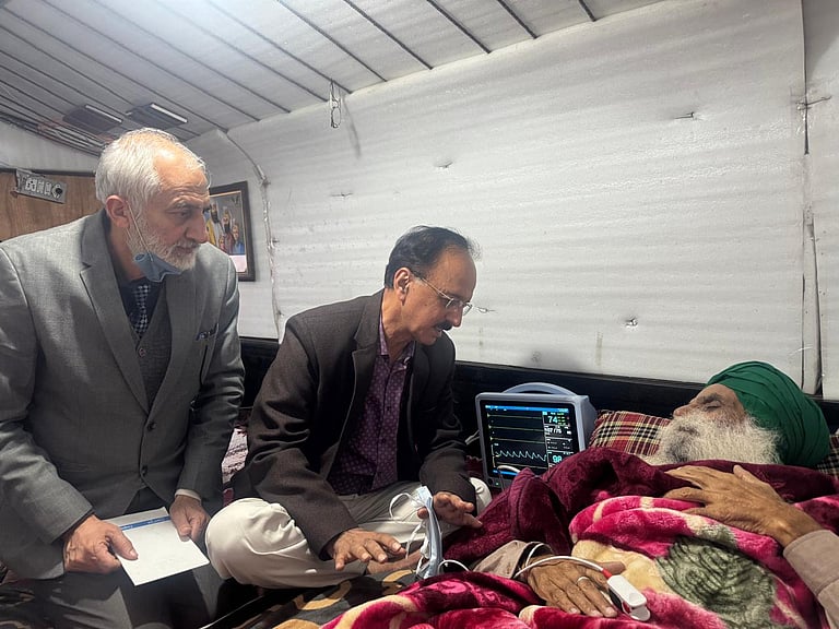 Supreme Court Panel Meets Farmer Leader Dallewal Amid Hunger Strike ...