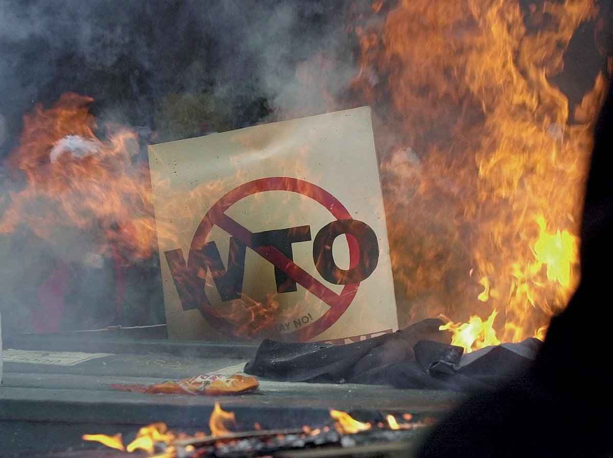 WTO Chaos: Seattle Conference Erupts into Protest Battlefield