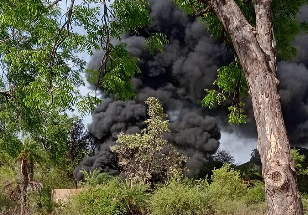 Massive fire at Union Carbide compound, gas victims panic due to toxic air