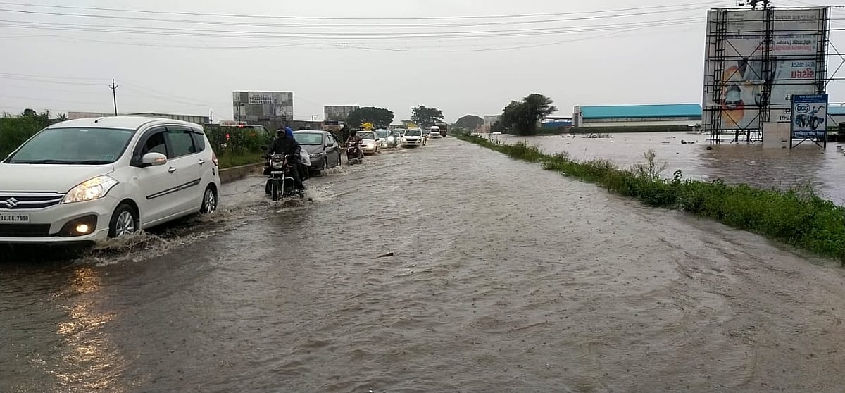 Kolhapur Rain Update - राष्ट्रीय महामार्ग वाहतूकीसाठी बंद | Sakal