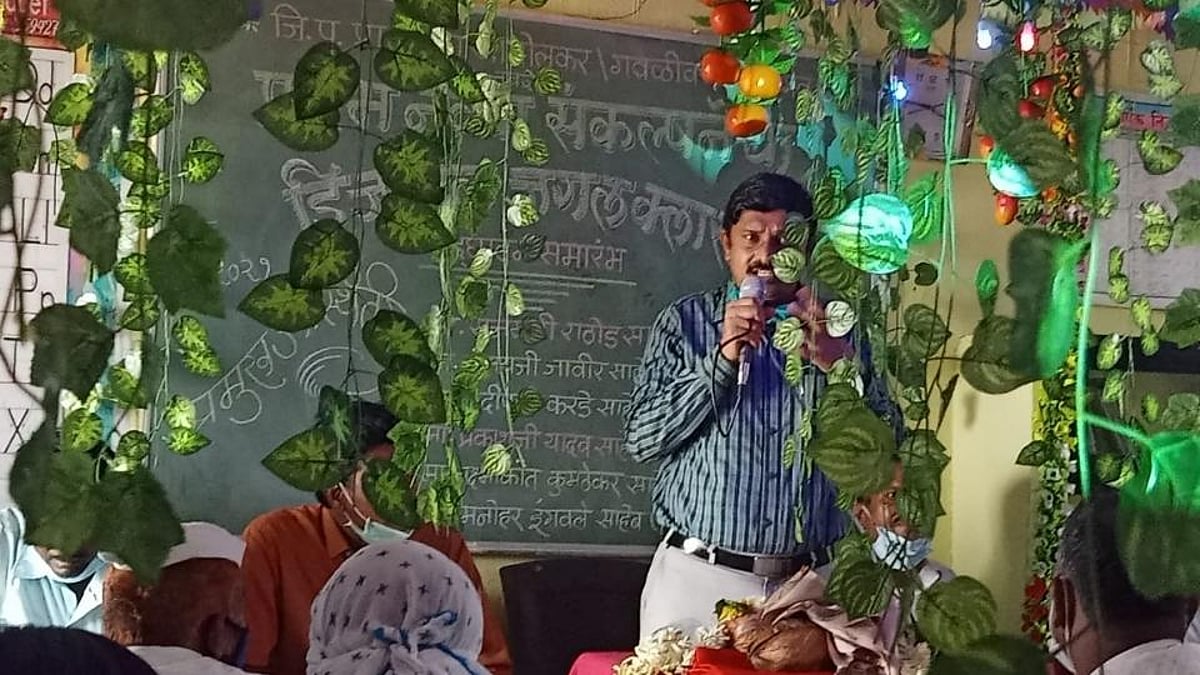 स्वखर्चातून साकारली शिक्षकाने डिजिटल जंगल क्‍लासरूम ! | Sakal