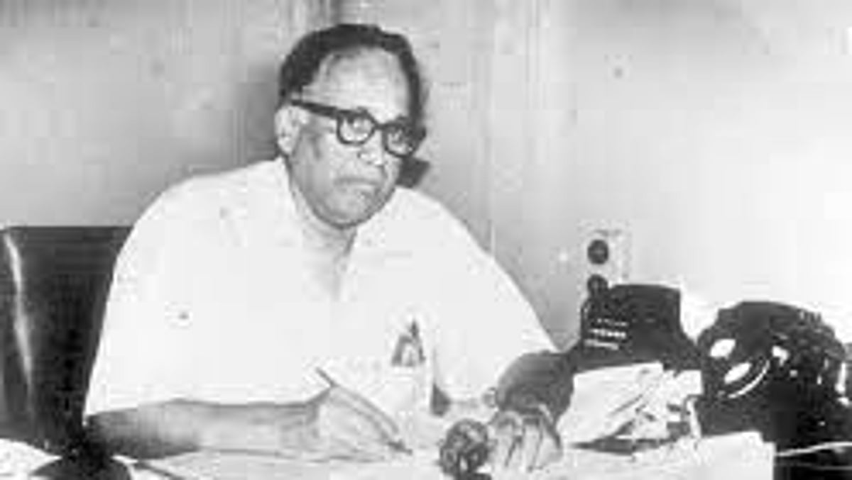 esakal | 'असे अत्रे पुन्हा न होणे'...