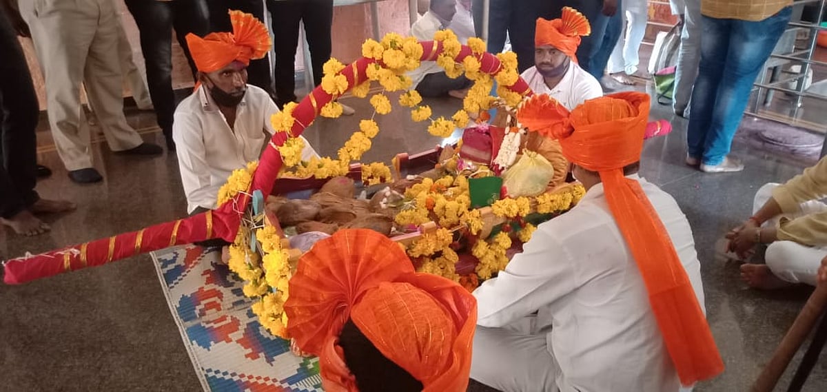 आला पंचमीचा सण.. बत्तीस शिराळ्यात यंदा नागराजाचे घरीच पूजन | Sakal