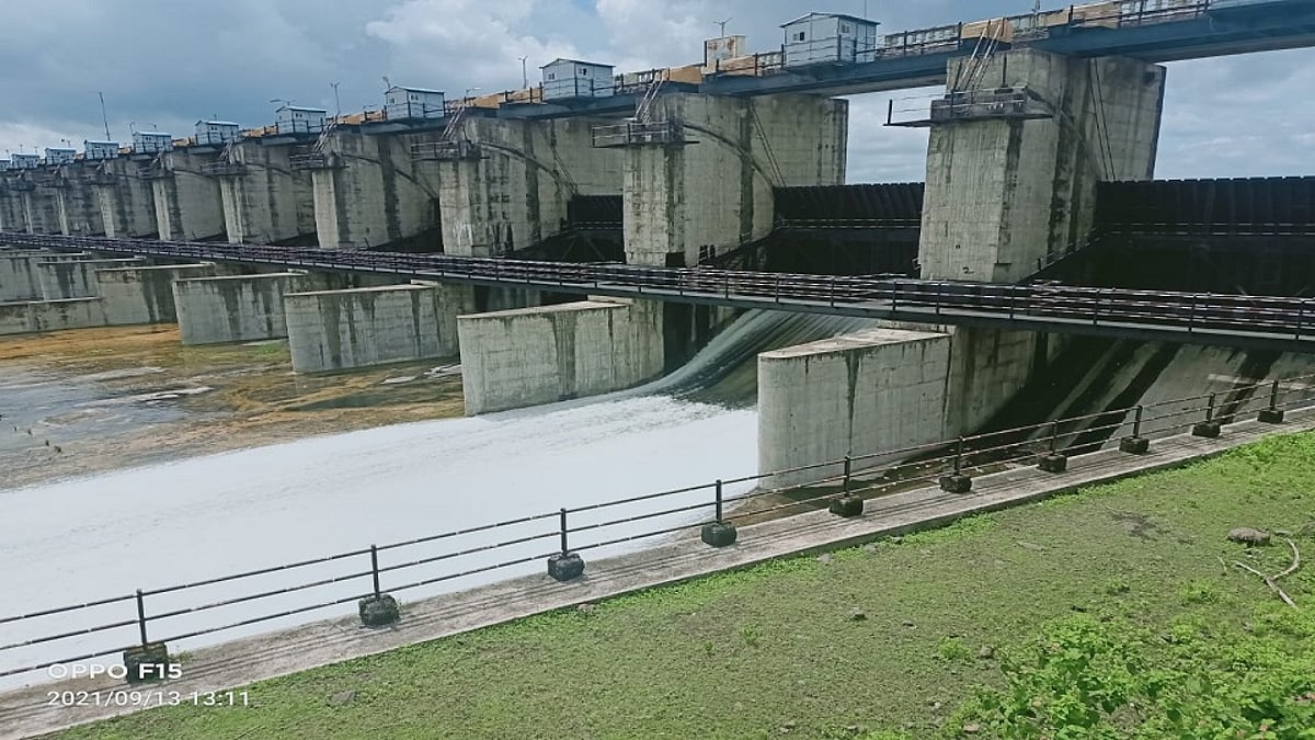 'इसापूर'चे दरवाजे उघडल्याने पैनगंगा नदीत पाण्याचा विसर्ग सुरु | Sakal