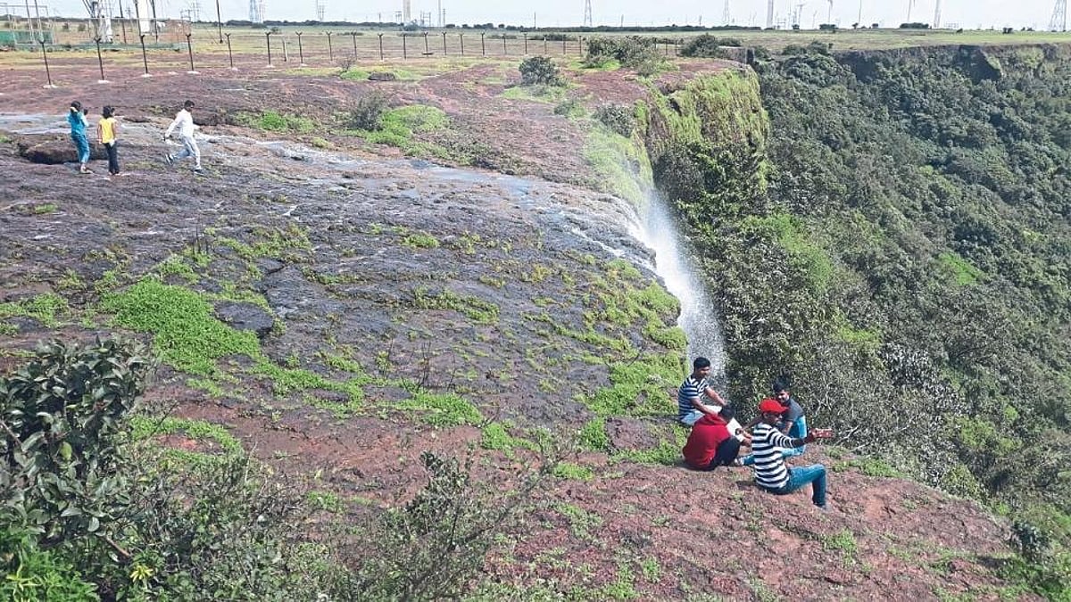 यांना कोणीतरी आवर घाला; 'सेल्फी'च्या नादात जीवाला मुकणारही पोरं I ...