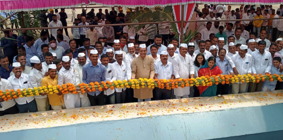 Daund: 'पाहुणे' व्यस्त असताना गळित हंगामाचा शुभारंभ | Sakal