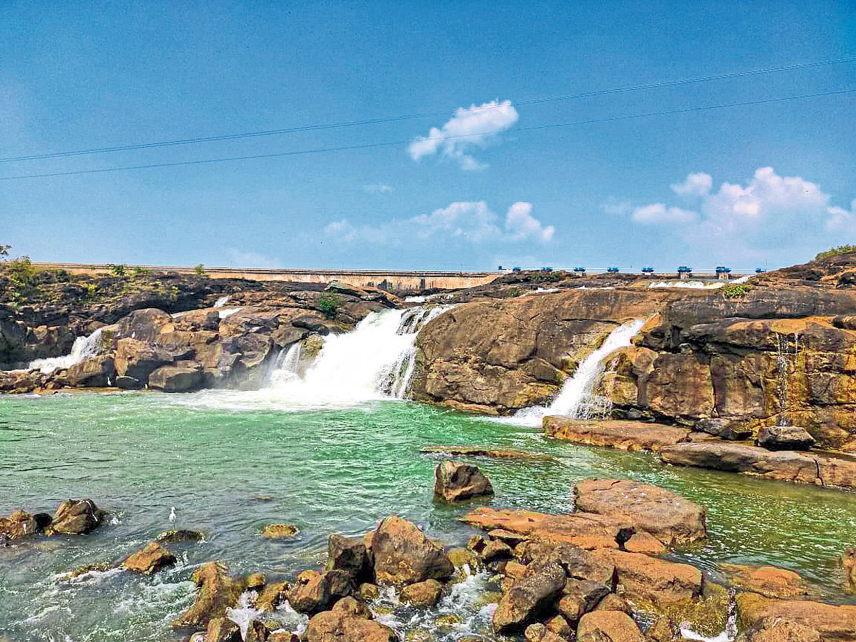 PHOTO : धबधबे अन् हिरव्यागार वनश्रीने नटला चणकापूर धरण परिसर! | Sakal