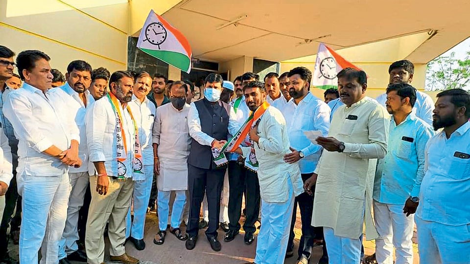 उदगीर : राज्यमंत्री संजय बनसोडेंचा काँग्रेसला धक्का, दिग्गज ...