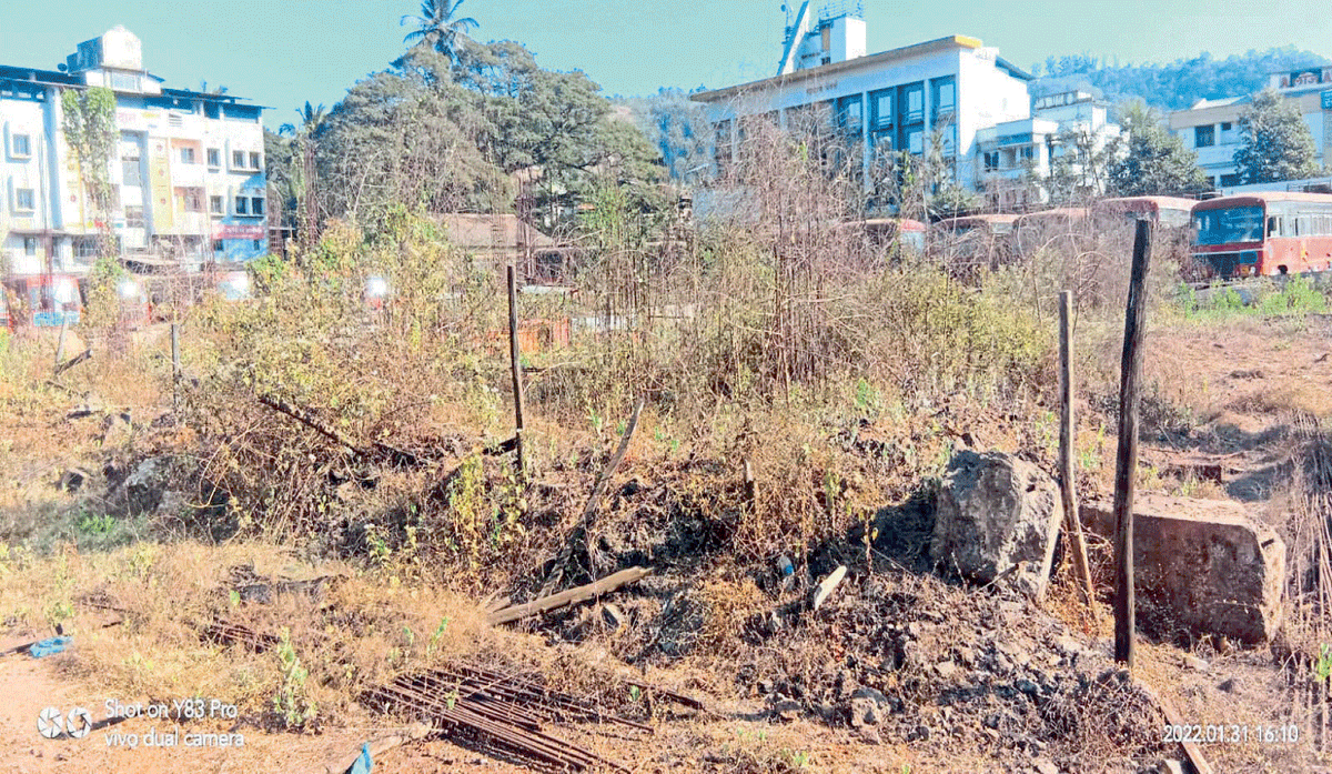 Chiplun News | चिपळूण बसस्थानकाची अवस्था : भाषा हायटेक, प्राण्यांना ...
