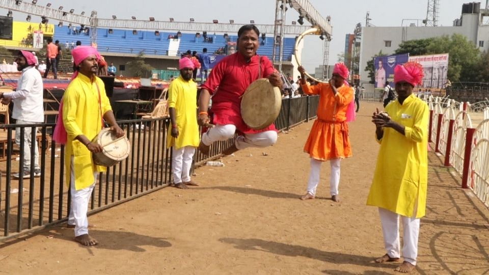 Video: कुस्ती स्पर्धेत ४२ वर्षांपासून कुस्ती स्पर्धेत हलगी वादन करणारे ...