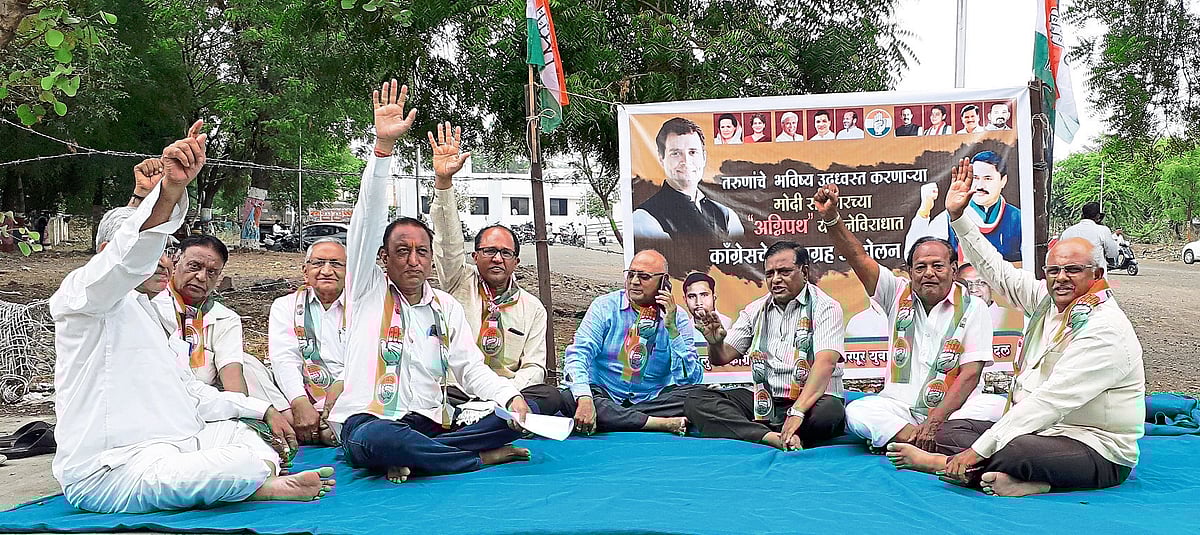 Dhule : अग्निपथ योजनेविरोधात काँग्रेसचा सत्याग्रह | Sakal