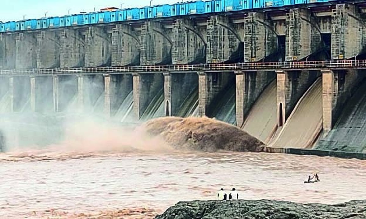 जळगाव हतनूर धरणाचे २४ दरवाजे उघडले. | Sakal