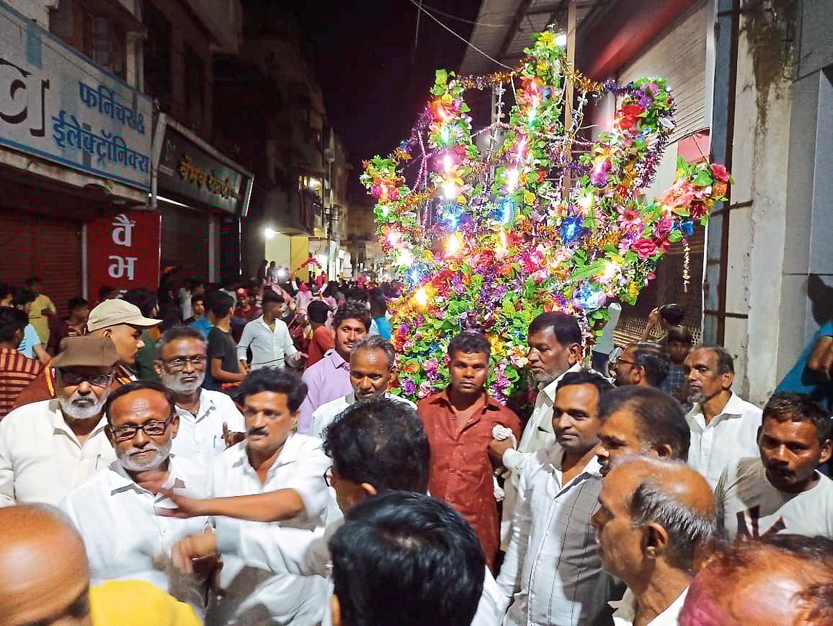 Latest Marathi News | येवल्यात शिंदे कुटुंबाची मानाची मिरवणूक; बैलांवर ...