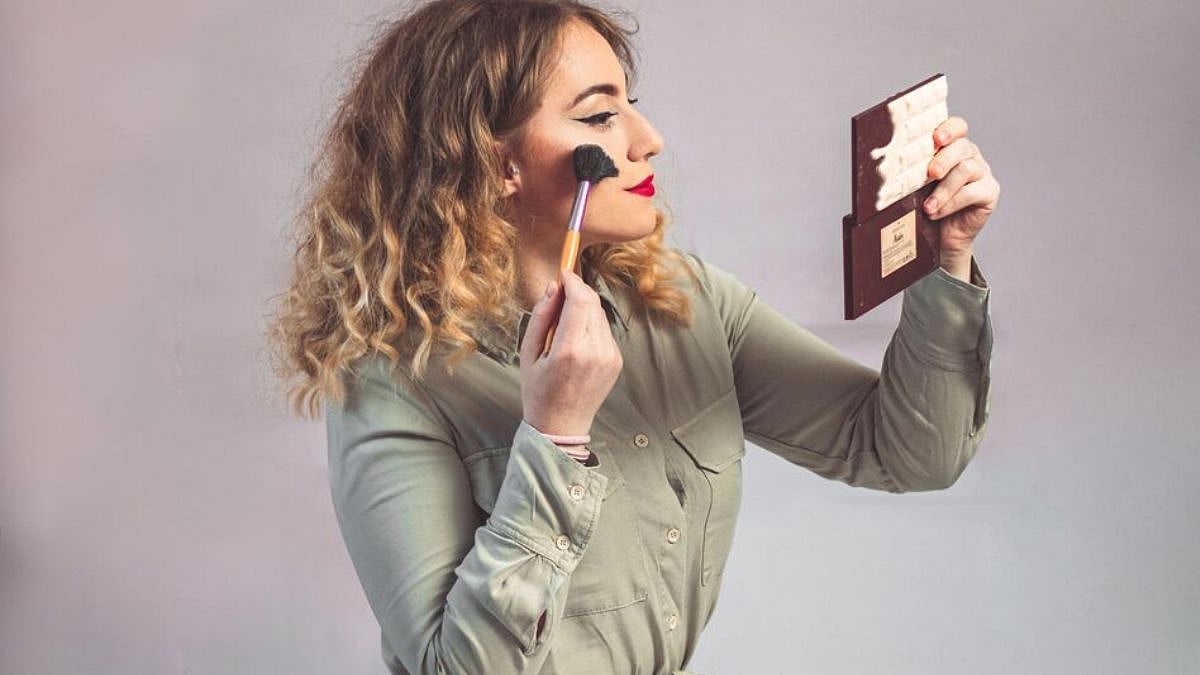 Fashion Tips : लॉन्ग लास्टिंग मेकअपसाठी फॉलो करा ‘या’ खास टिप्स | Sakal