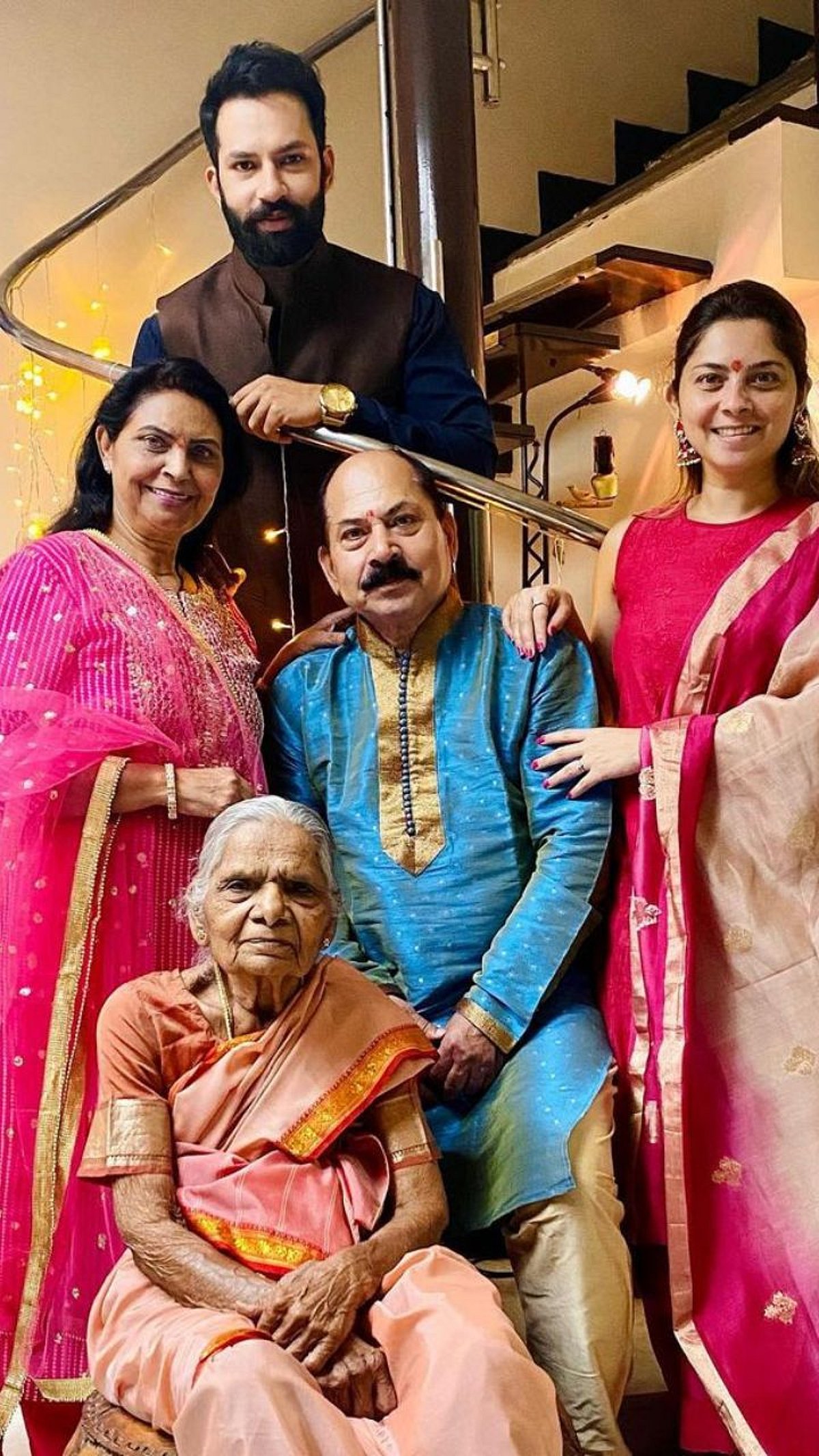 मराठी सेलिब्रेटी आणि त्यांच्या घरचे गणपती | Sakal