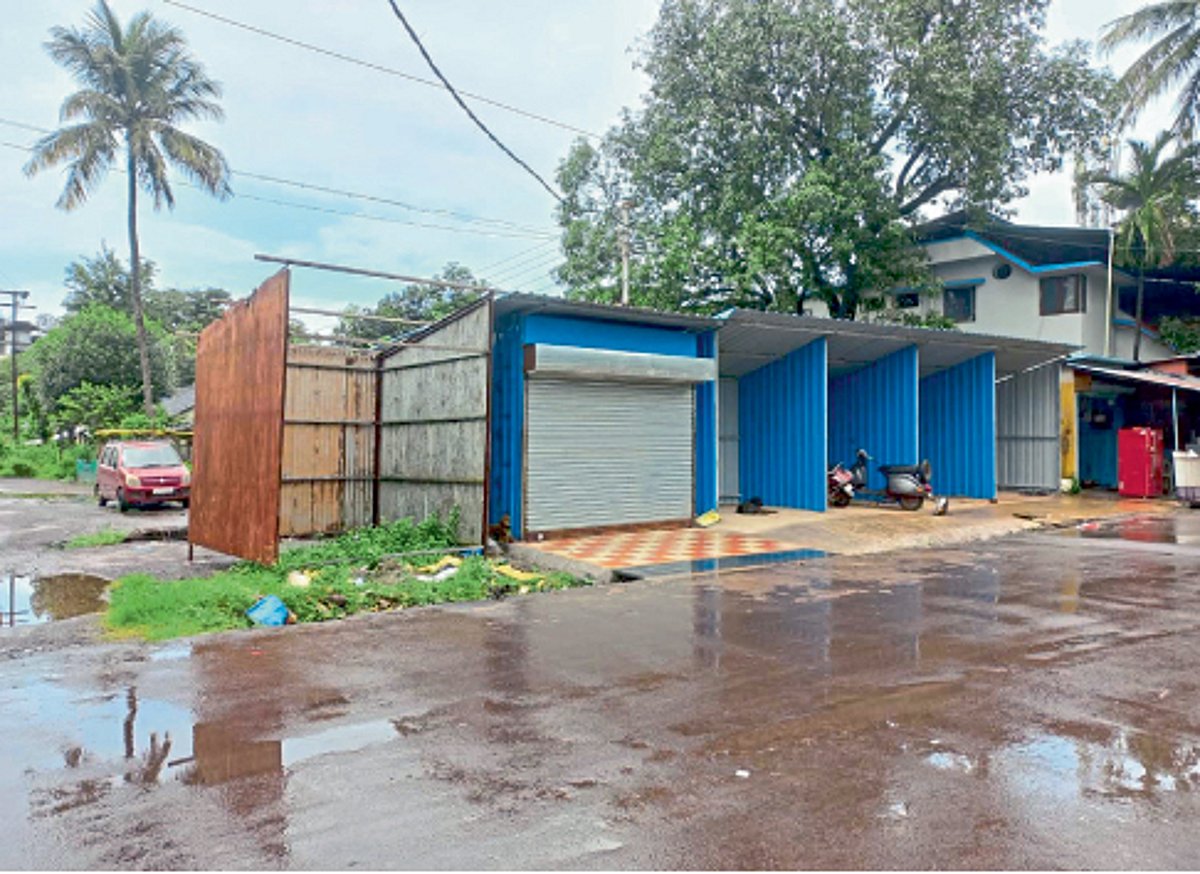 Ratnagiri : खेड कर्मचारी वसाहतीजवळ अतिक्रमण | Sakal