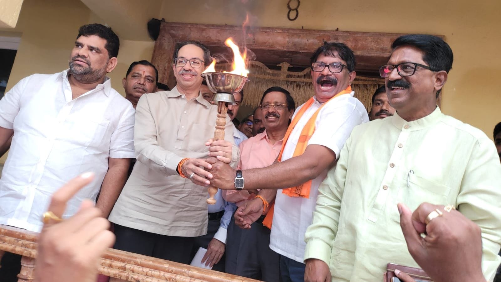 Mumbai : मशाल अवघ्या सेकंदातच पेटली डीपीवर | Sakal