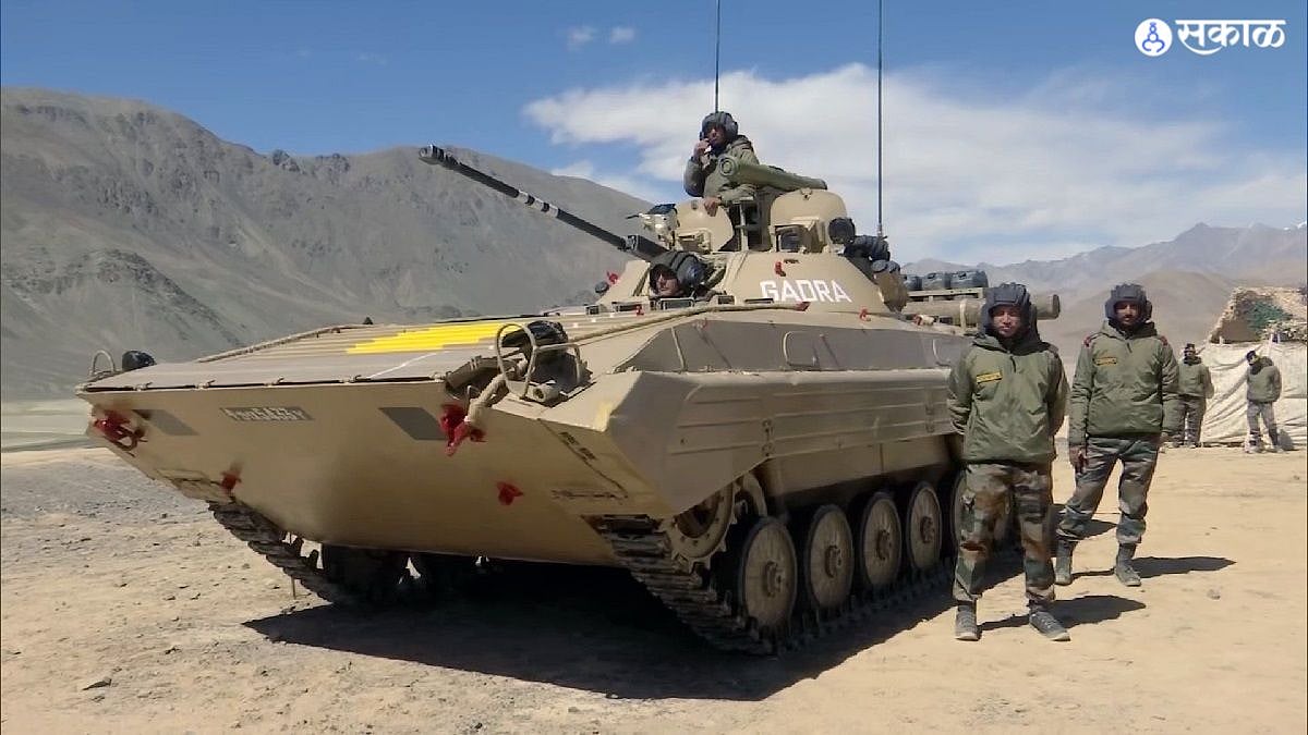 रणगाड्याची तोफ फुटल्याने दोन जवानांचा मृत्यू | Sakal