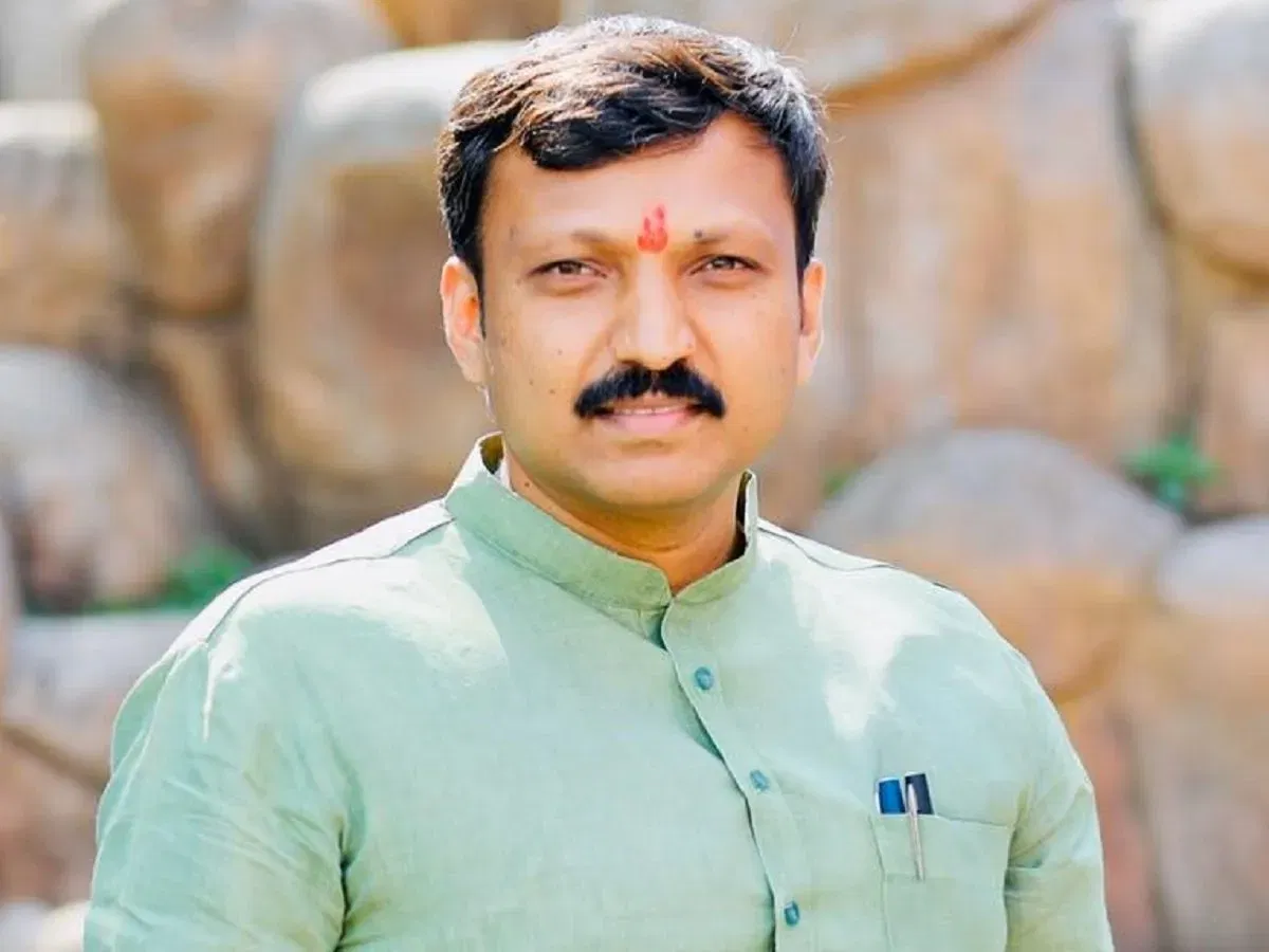 Osmanabad : जिल्हाधिकाऱ्यांच्या खात्यावर वर्ग करा पिकविम्याची रक्कम ...