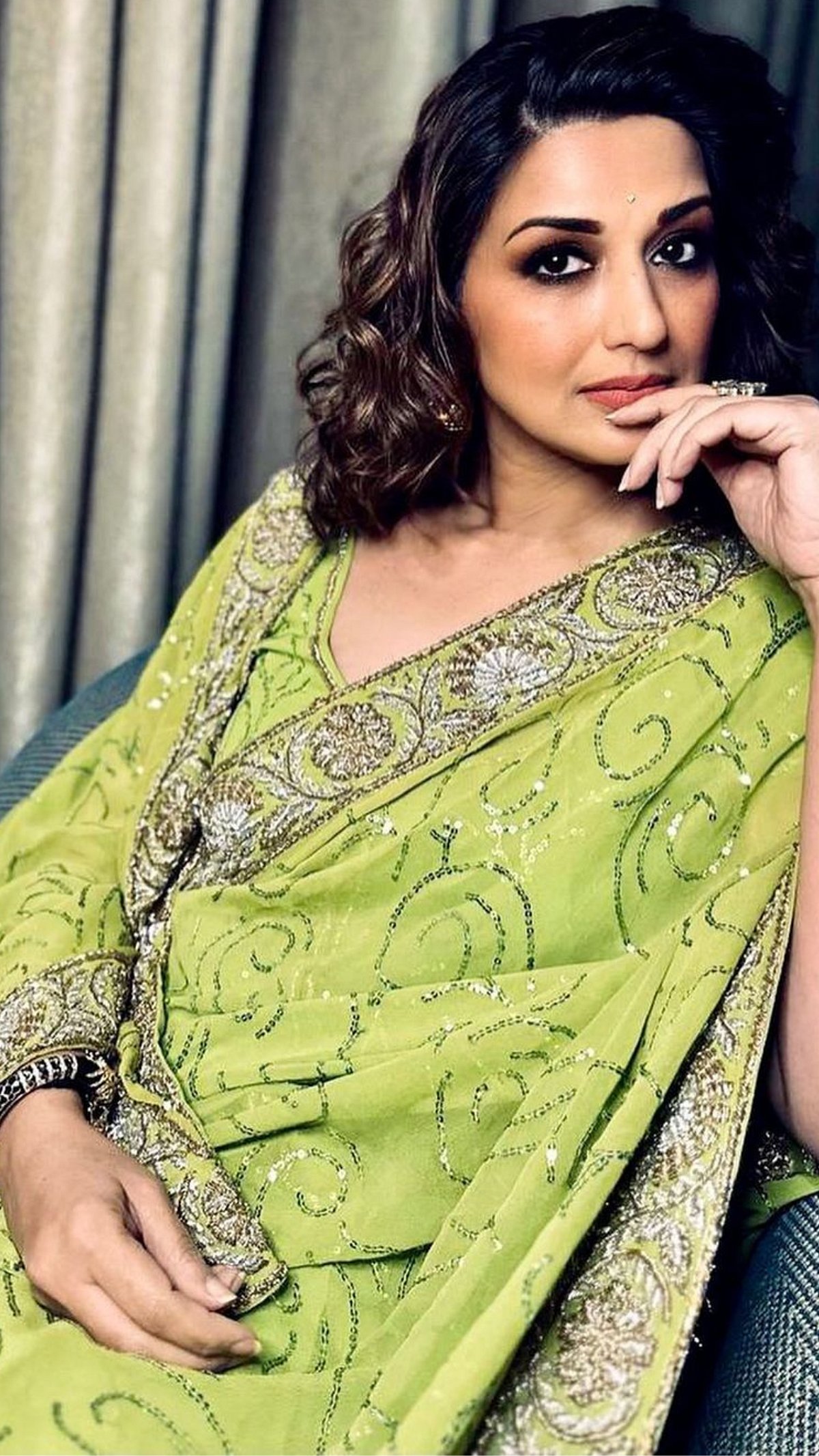 Sonali Bendre : मुडी अन् क्लासी अशी सोनाली... | Sakal