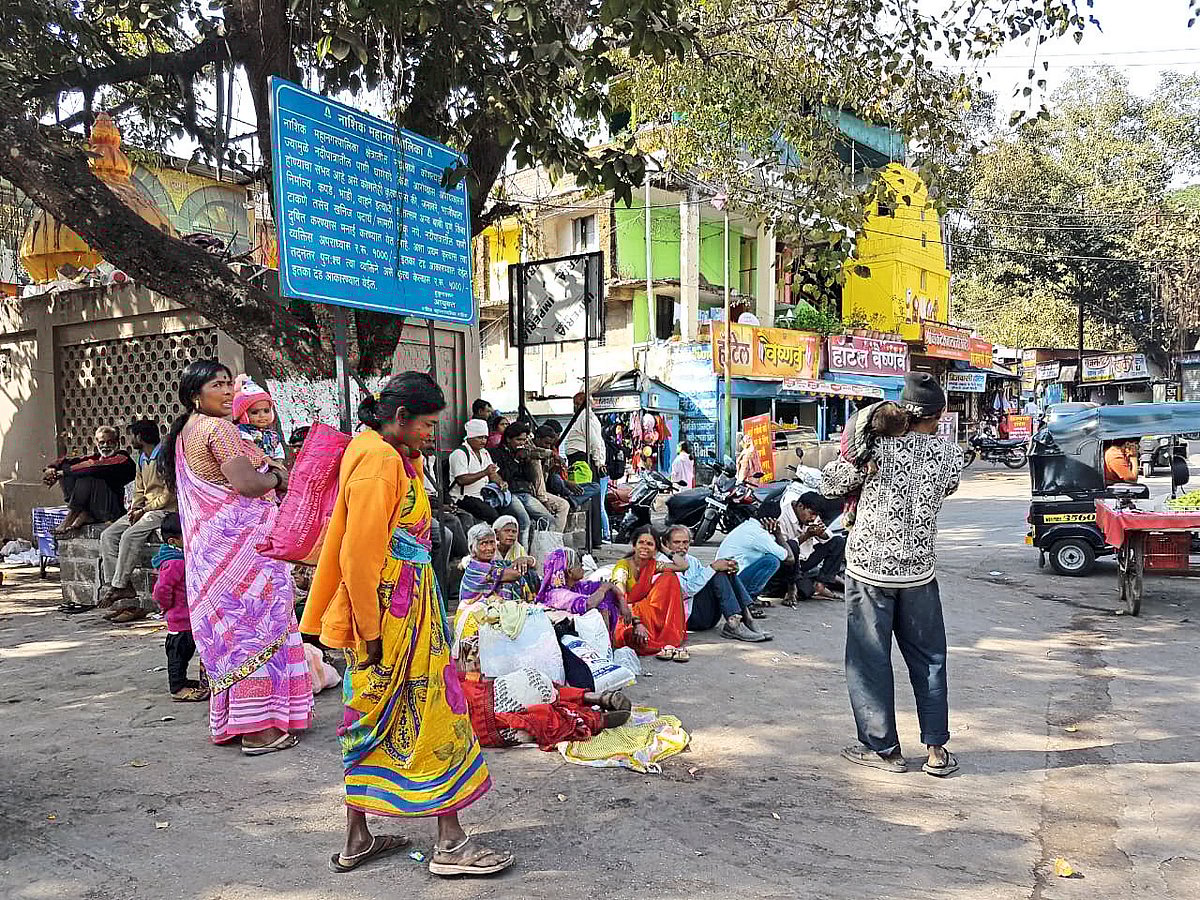 Latest Marathi News | रामतीर्थावर भिकाऱ्यांची वाढती गर्दी; निवाराशेडची ...