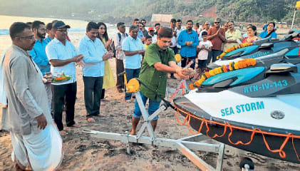 Guhagar Tourism : पहिल्या समुद्रसफारीचा मान विद्यार्थ्यांना | Sakal