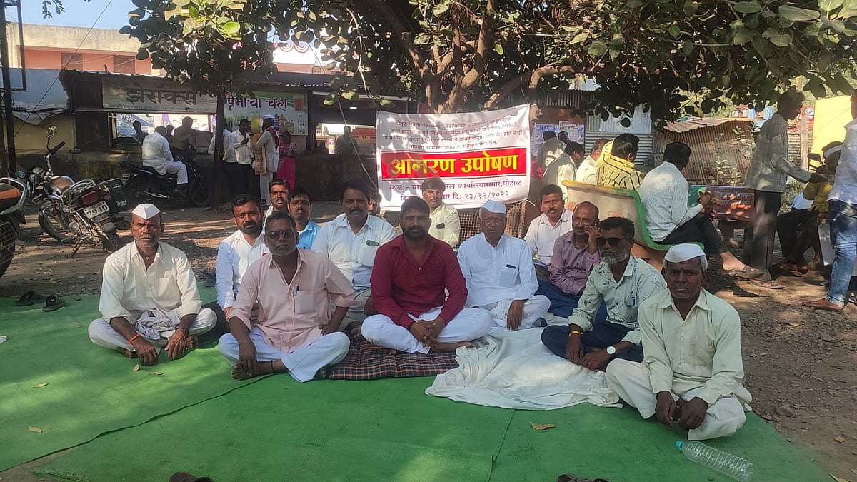 Solapur News : रस्त्याच्या कामासाठी येवती ग्रामस्थांचे उपोषण | Sakal