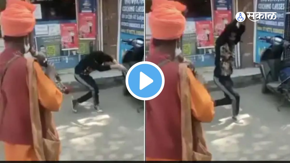 Viral Video : पुंगी वाजवताच फणा काढत बाहेर आला नाग अन्... | Sakal