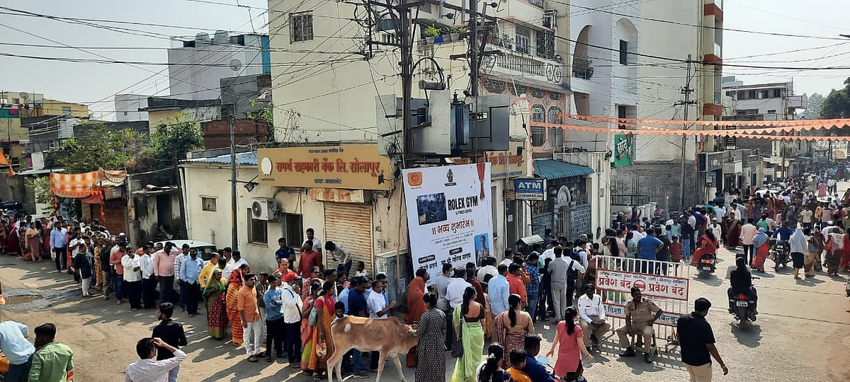 Solapur : श्री स्वामी समर्थ मंदिर ते गुरु मंदिर पर्यंत लागली भाविकांची ...