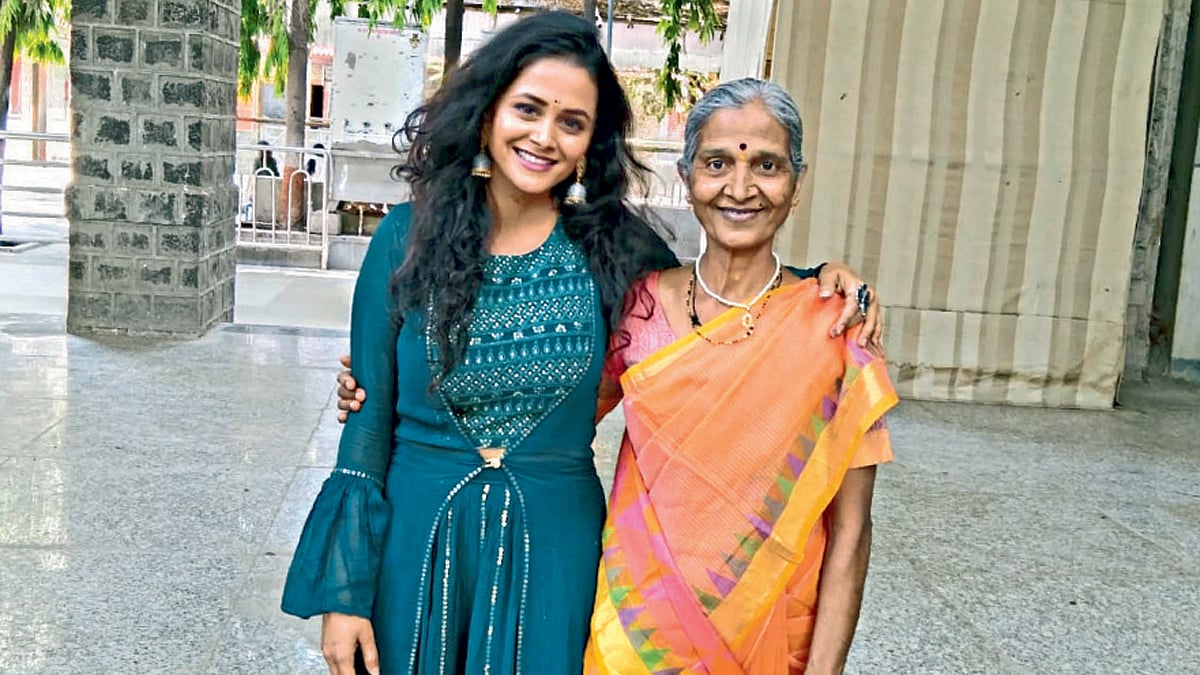 नातीगोती : आदरयुक्त संवाद गरजेचा | Sakal