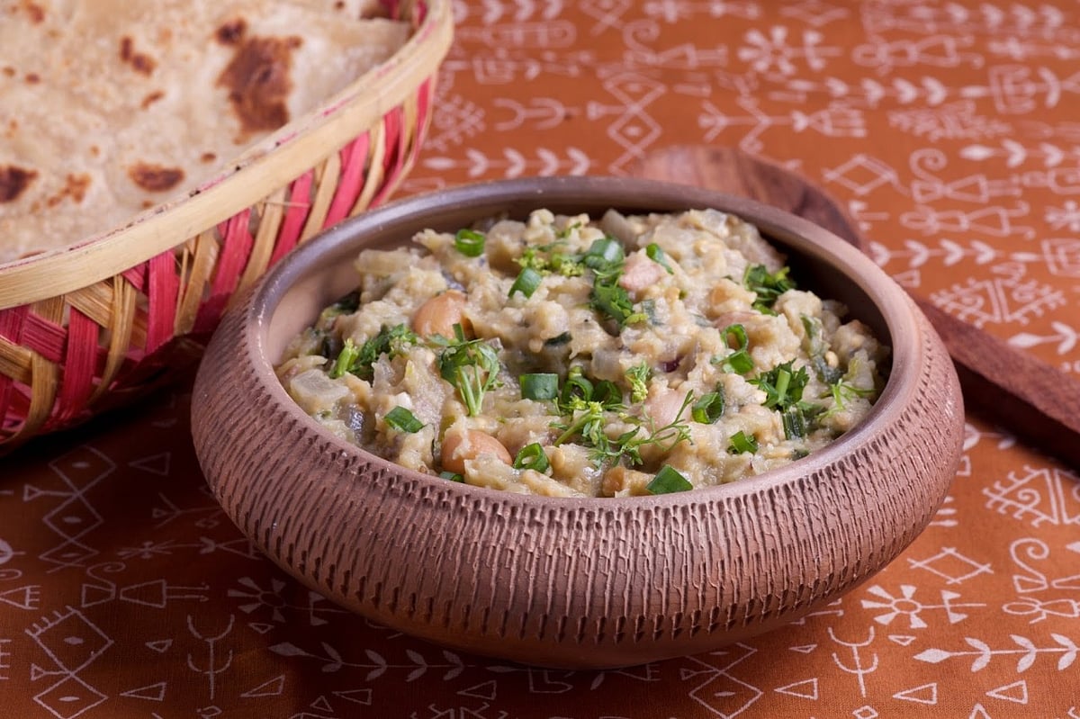 Khandeshi Bharit Recipe : बनवा खान्देशी स्टाइल वांग्याचे भरीत रेसिपी ...