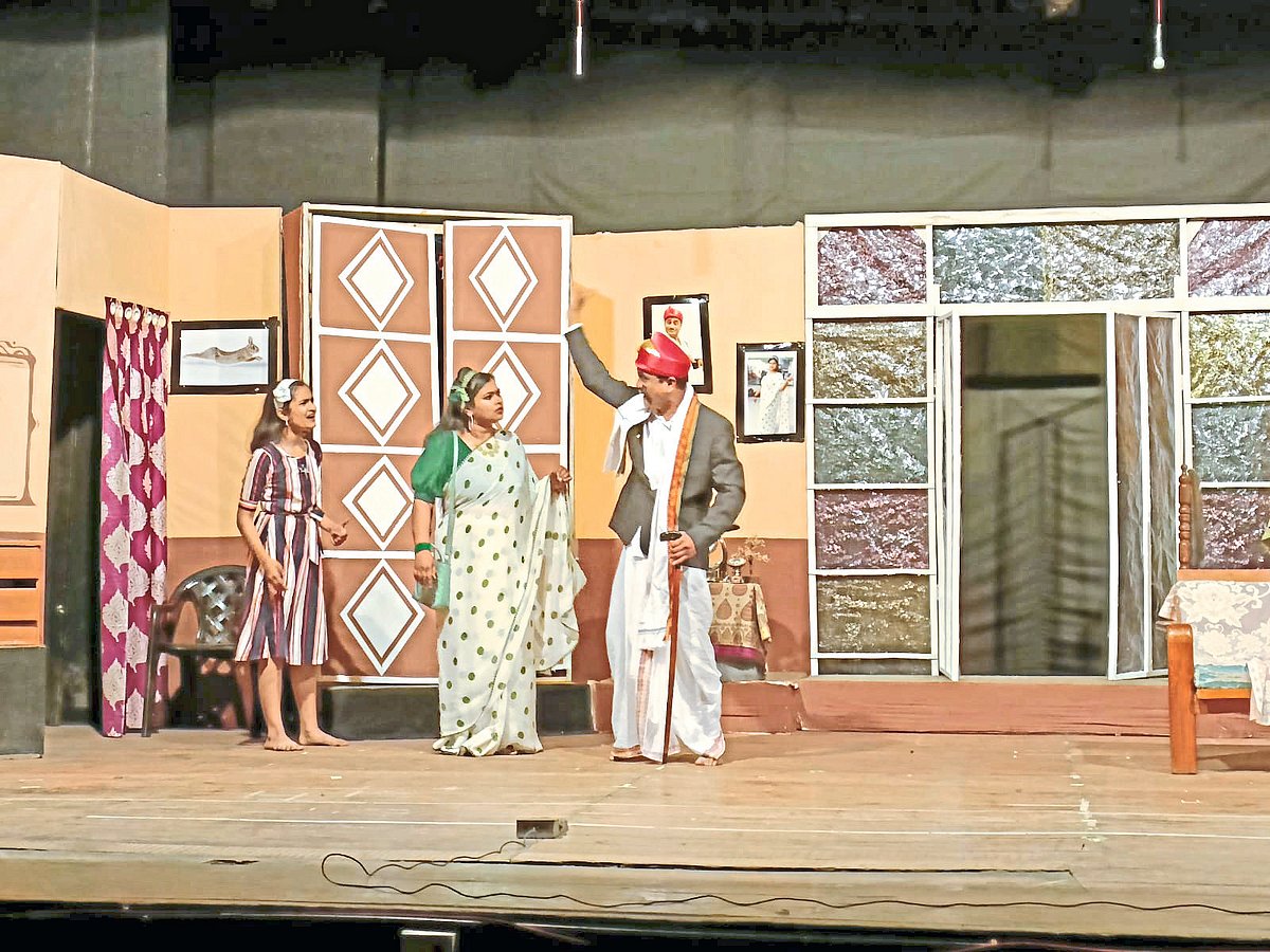 Kamgar kalyan Natya Spardha : सुख- दुःखांचा पाठलाग ‘पळा पळा कोण पुढे ...