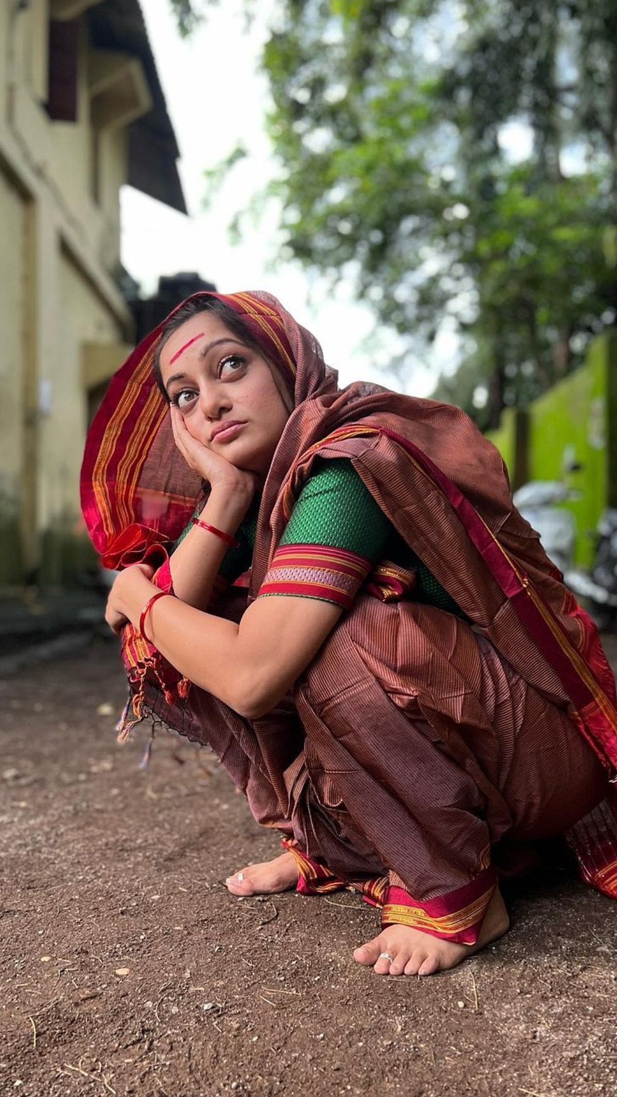 Mansi Naik : गं बाई किती वेळ झालं मी बघतेय वाट रिक्षावाल्याची.. | Sakal