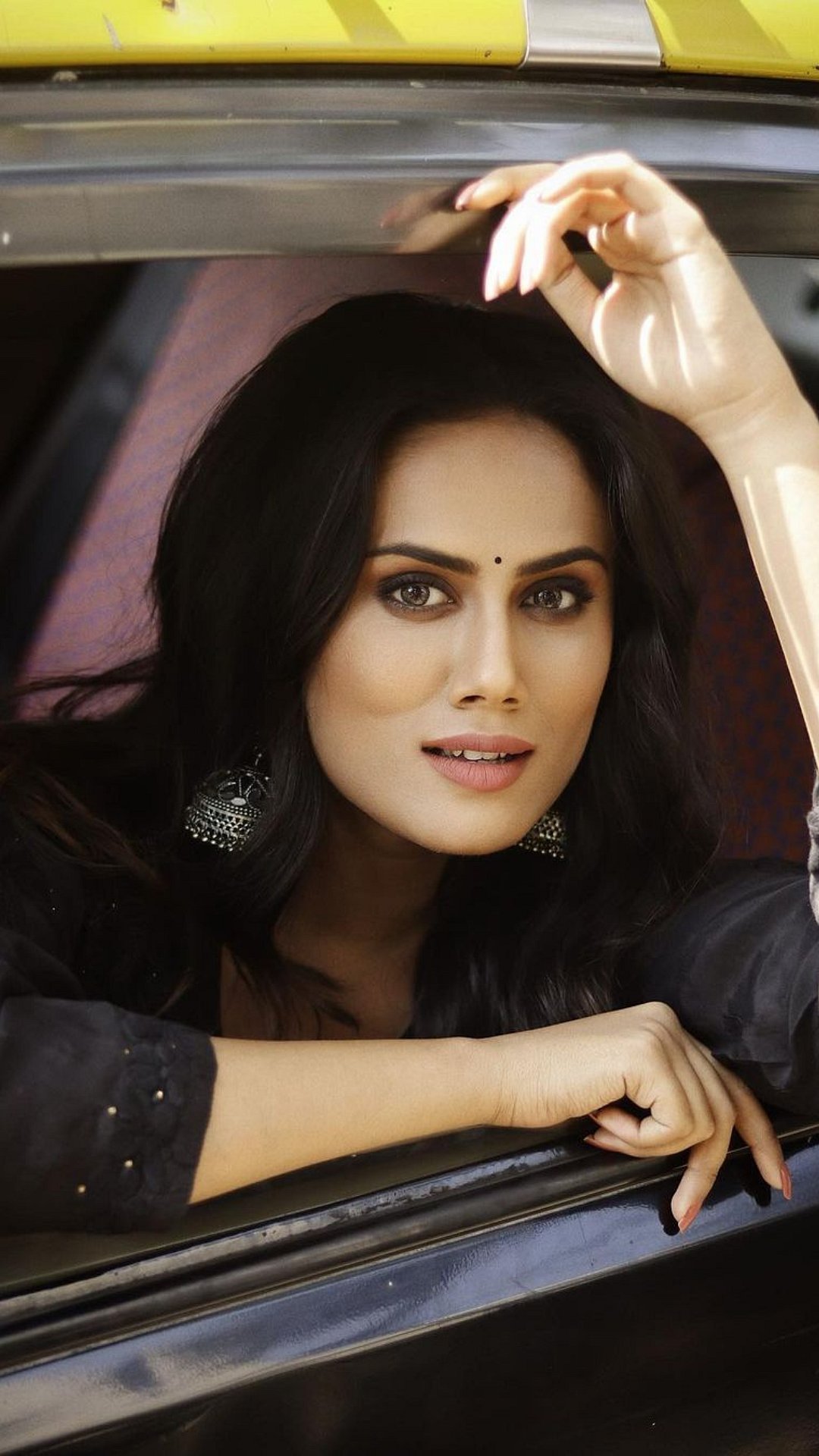 Rutuja Sawant : ब्यूटी इन ब्लॅक...