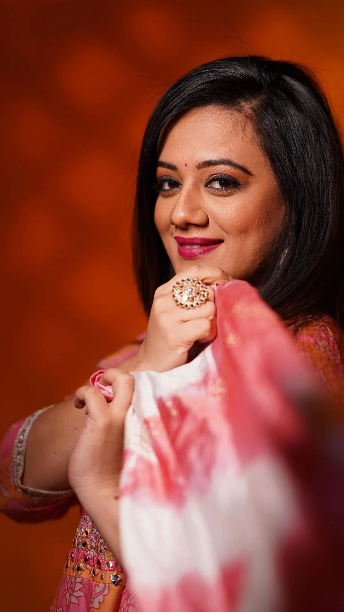 तुझा चेहरा तुझ्या कवितेसारखाचspruha Joshi Sakal
