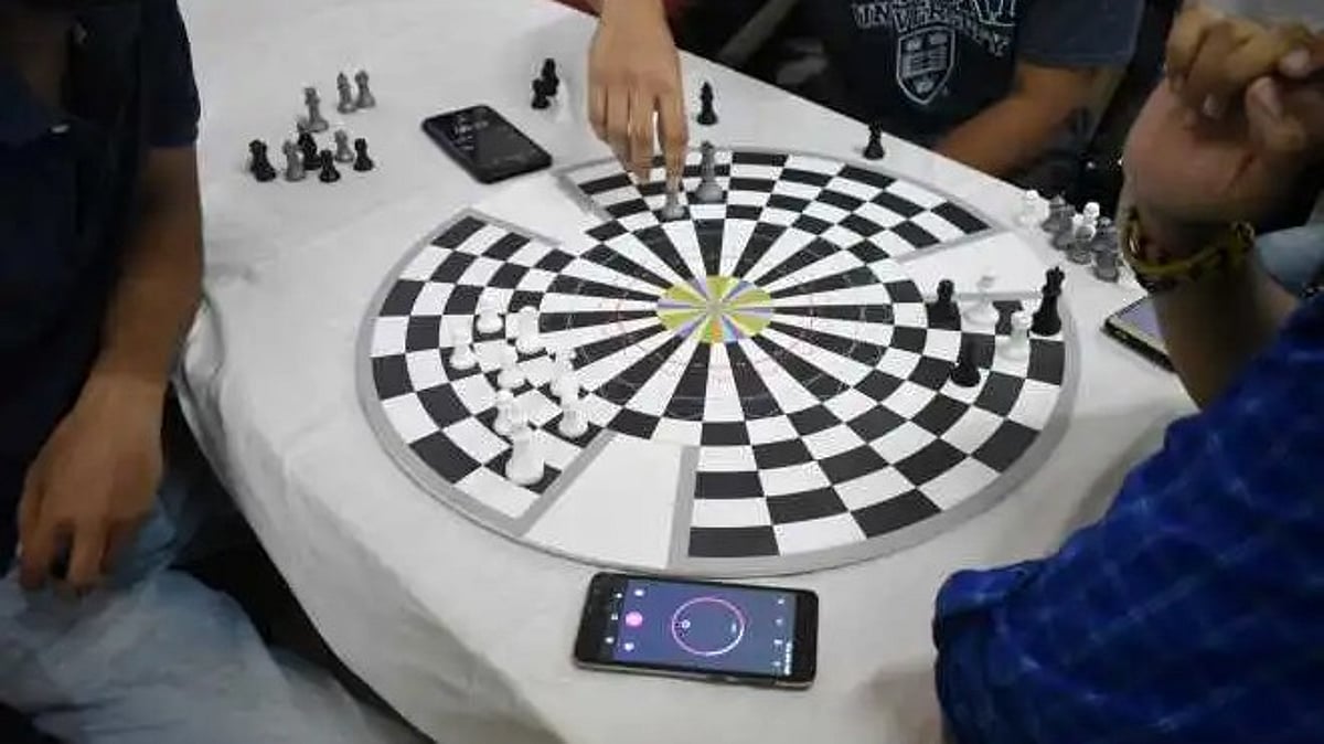 Triwizard Chess | एकाच वेळी तिघांना खेळता येणार बुद्धिबळ; तिसऱ्या ...