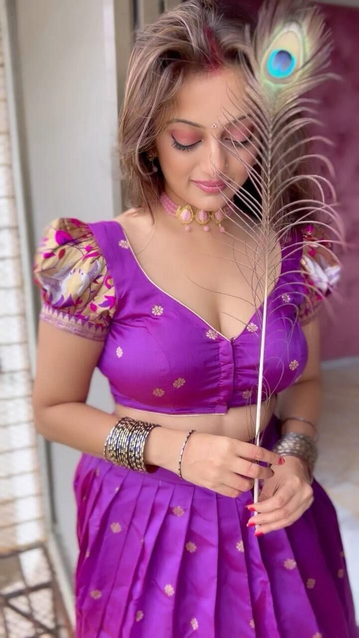 Manasi Naik मोराने पिसारा फुलवला अन् एक मोरपीस काढून घेतलं Sakal