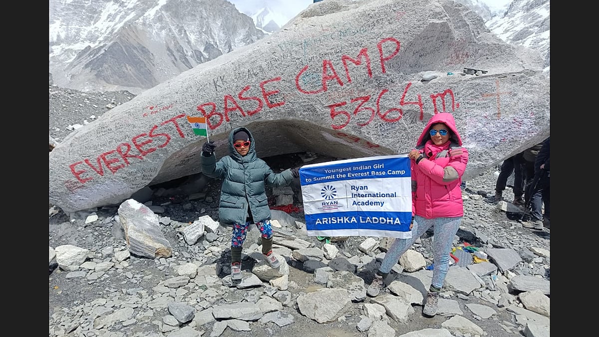 Everest Base Camp : आई बरोबर ६ वर्षीय लेकीची एव्हरेस्ट बेस कॅम्प वर ...