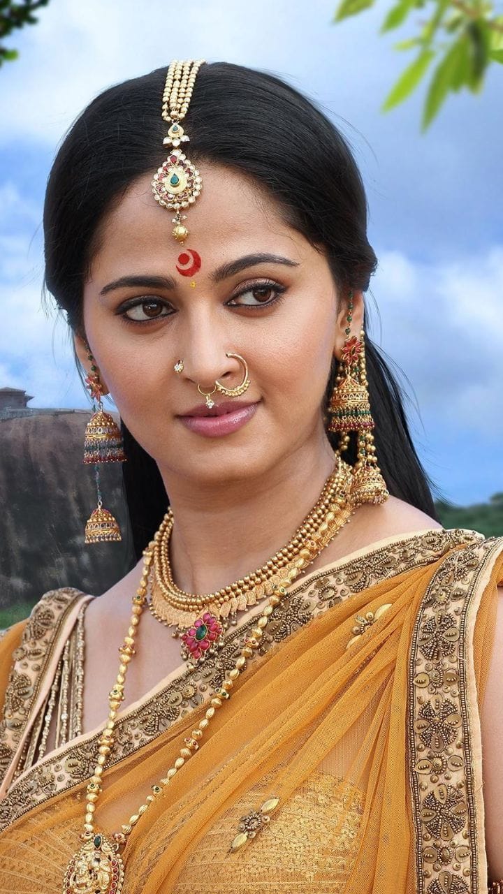 Anushka Shetty : बाहुबलीची देवसेना आता कशी दिसतेय...!