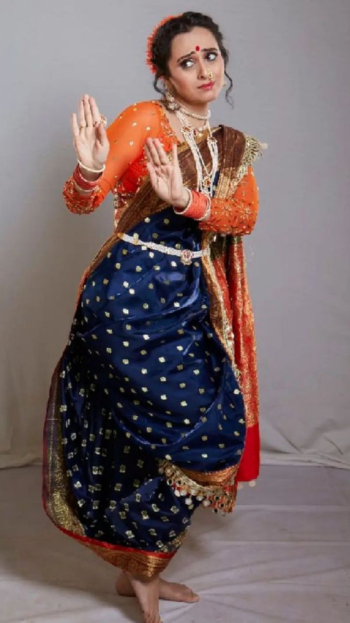 Saii Ranade: कारभारी दमानं.. ठसकेबाज लावणी करत सईनं केलं घायाळ! | Sakal