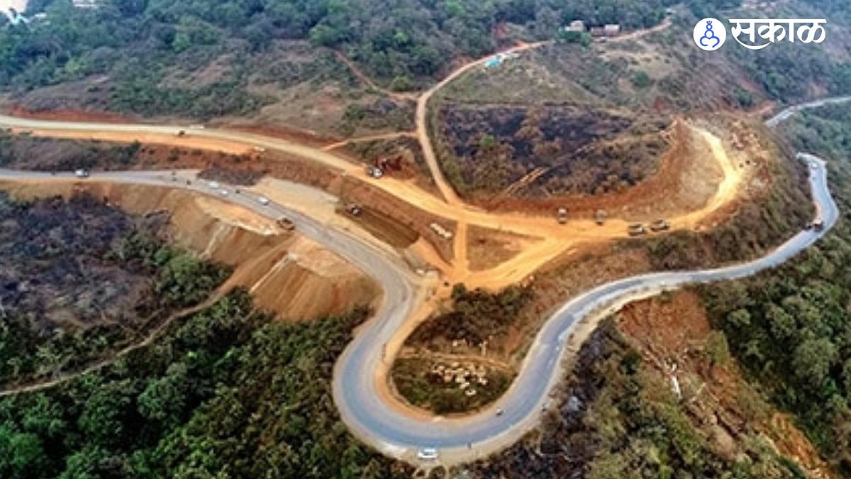 Parshuram Ghat Landslide: परशुराम घाटात दरड कोसळली, वाहनांच्या लांबच ...