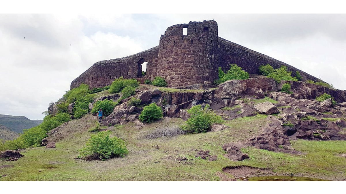 Malhargad and Dhawalgad : पुणे परिसर दर्शन : मल्हारगड अन् ढवळगड places ...